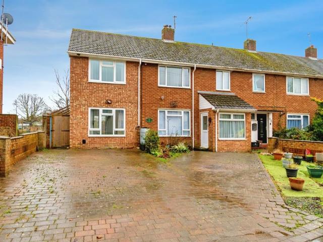 5 bedroom end of terrace house for sale