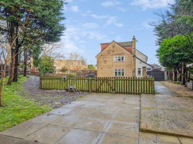 5 bedroom end of terrace house for sale
