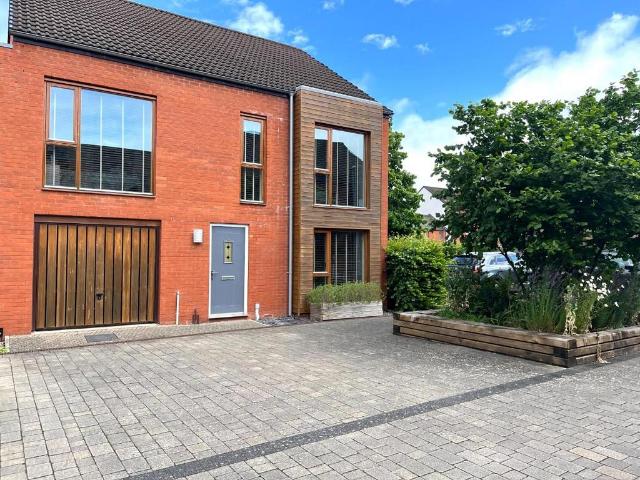 5 bedroom end of terrace house for sale