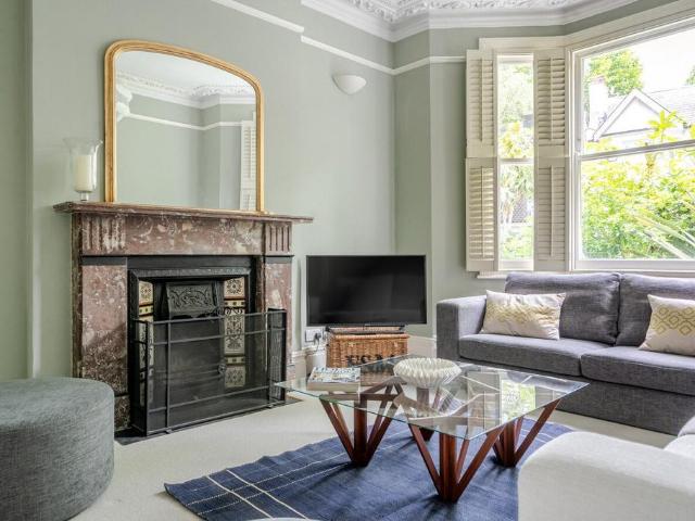 5 bedroom end of terrace house for sale