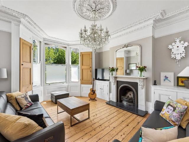 5 bedroom end of terrace house for sale