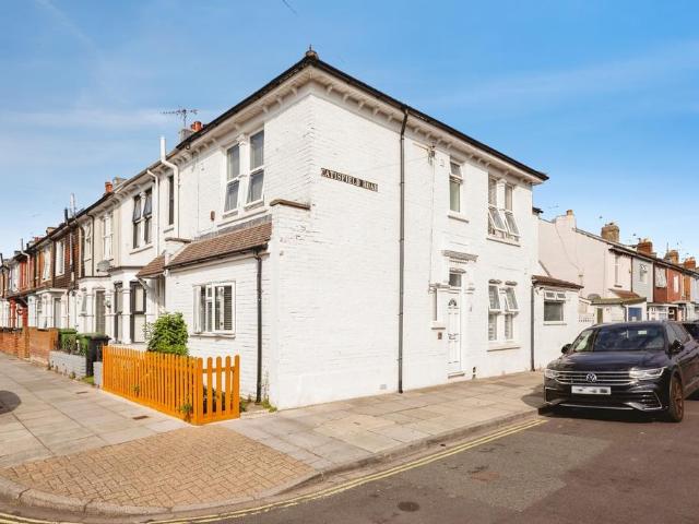 5 bedroom end of terrace house for sale