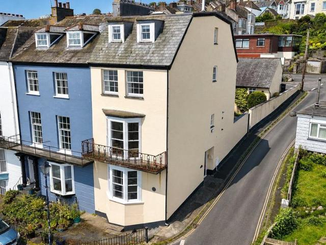 5 bedroom end of terrace house for sale
