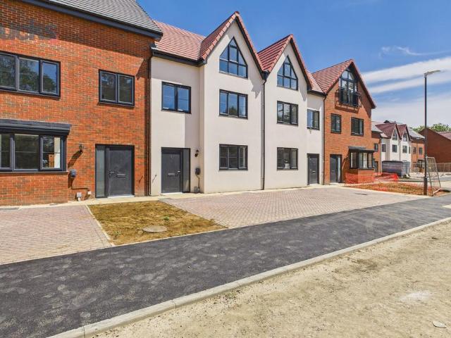 5 bedroom end of terrace house for sale