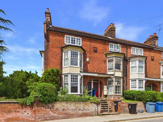 5 bedroom end of terrace house for sale