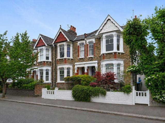 5 bedroom end of terrace house for sale