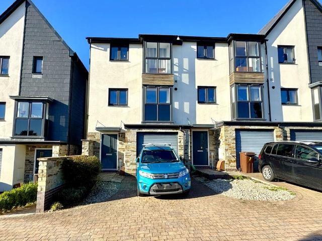 5 bedroom end of terrace house for sale