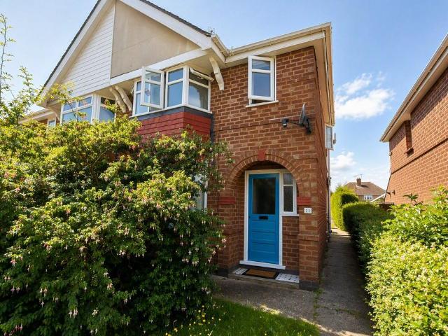 5 bedroom end of terrace house for sale