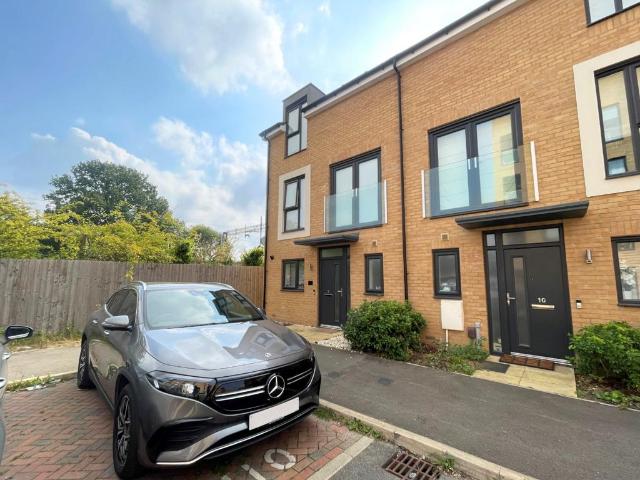 5 bedroom end of terrace house for sale
