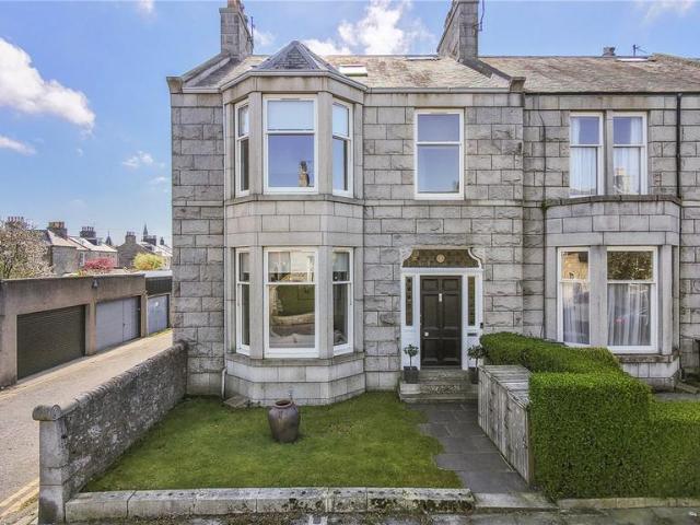 5 bedroom end of terrace house for sale