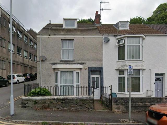 5 bedroom end of terrace house for sale