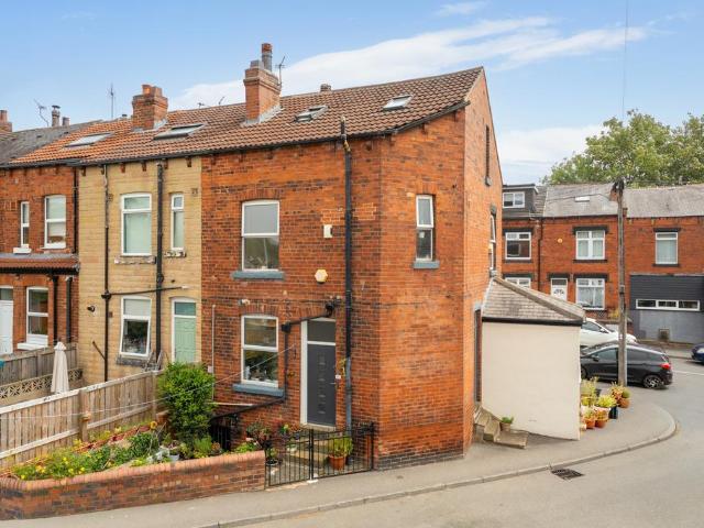 5 bedroom end of terrace house for sale