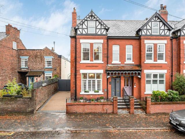 5 bedroom end of terrace house for sale