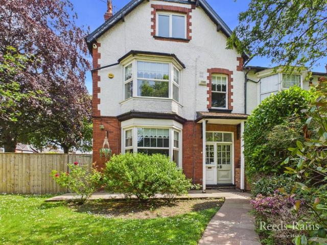 5 bedroom end of terrace house for sale