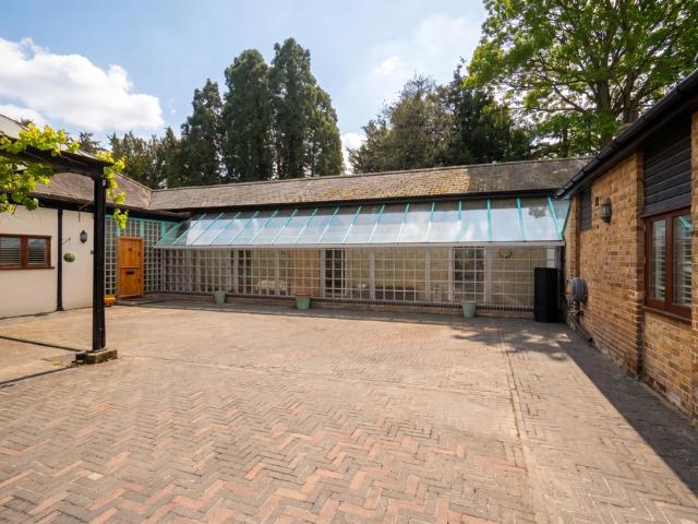 5 bedroom end of terrace house for sale