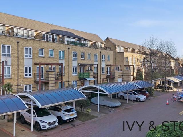 5 bedroom end of terrace house for sale