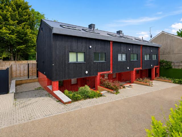 5 bedroom end of terrace house for sale