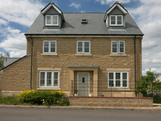 5 bedroom end of terrace house for sale
