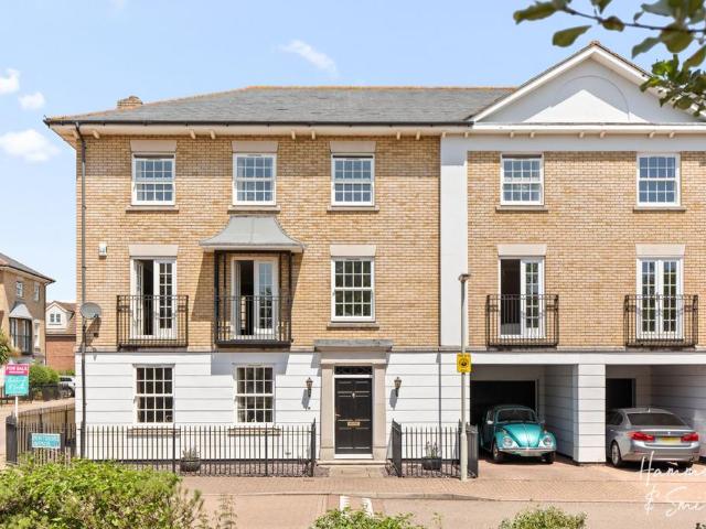 5 bedroom end of terrace house for sale