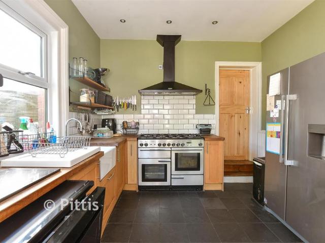 5 bedroom end of terrace house for sale