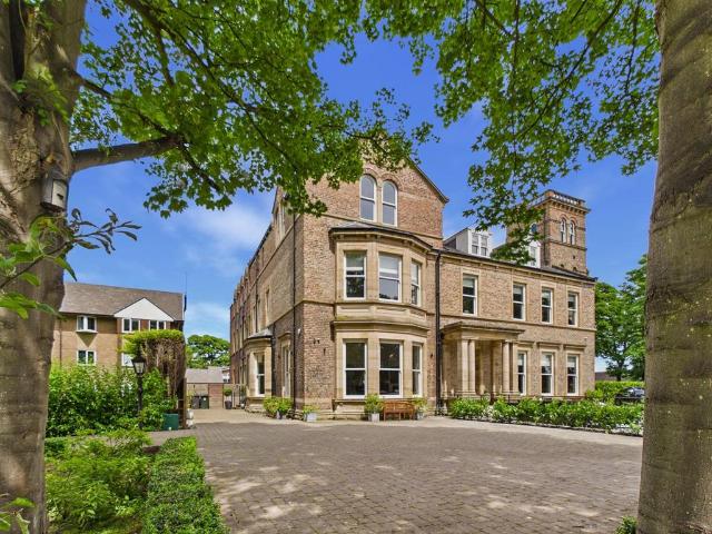 5 bedroom end of terrace house for sale
