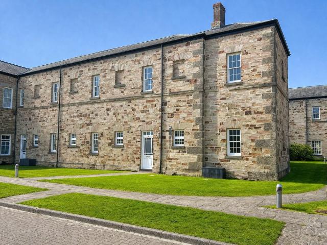5 bedroom end of terrace house for sale