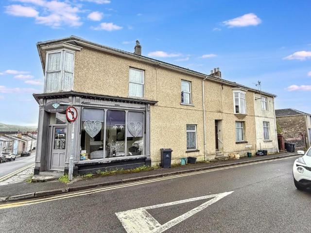 5 bedroom end of terrace house for sale