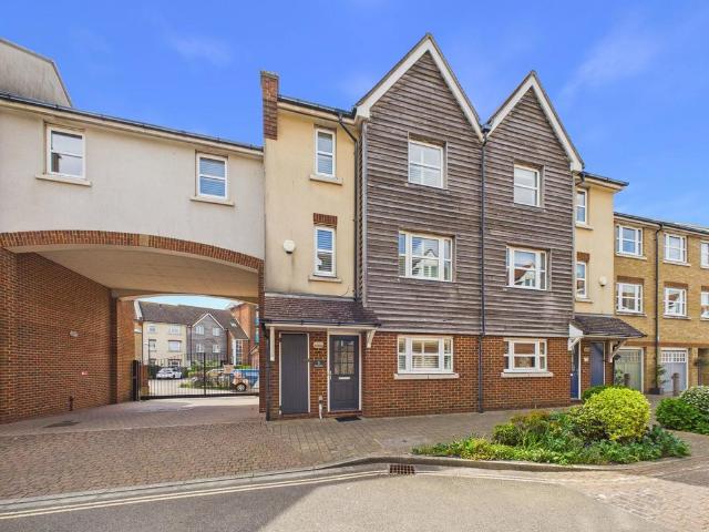 5 bedroom end of terrace house for sale