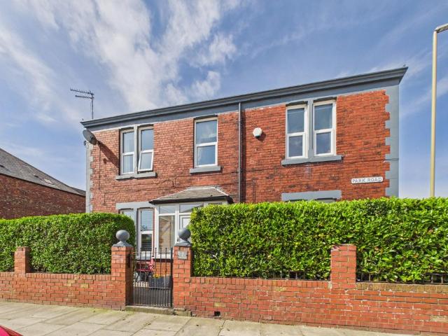 5 bedroom end of terrace house for sale