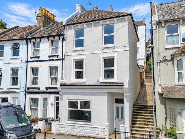 5 bedroom end of terrace house for sale