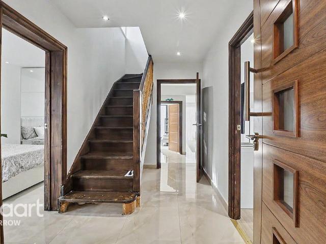 5 bedroom end of terrace house for sale