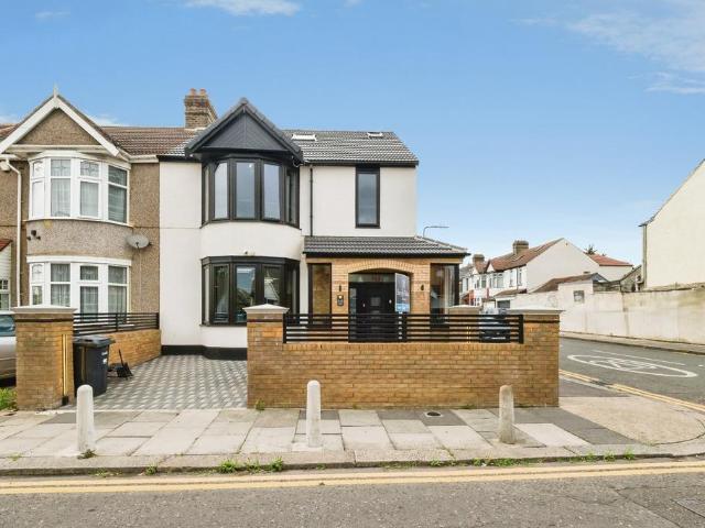 5 bedroom end of terrace house for sale