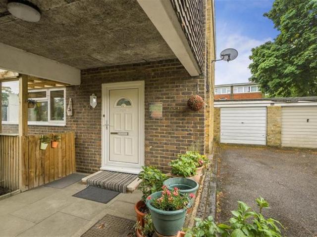 5 bedroom end of terrace house for sale