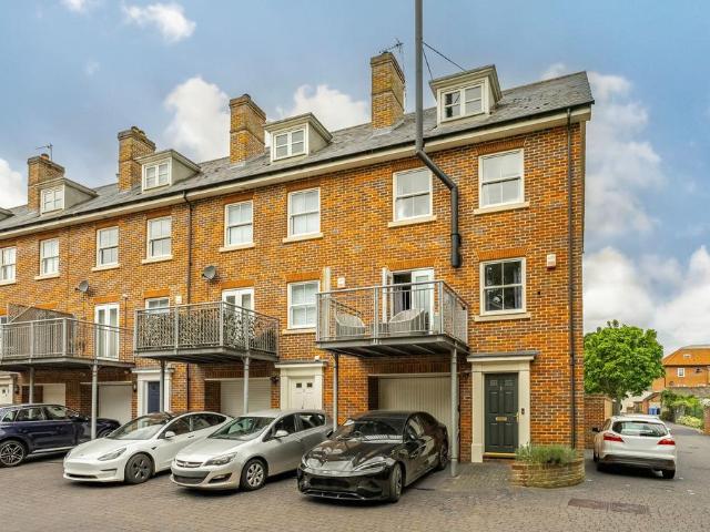 5 bedroom end of terrace house for sale