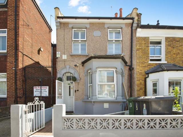 5 bedroom end of terrace house for sale