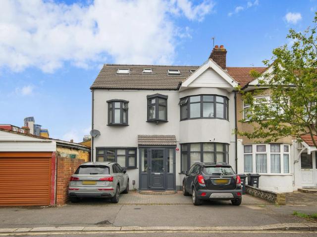 5 bedroom end of terrace house for sale