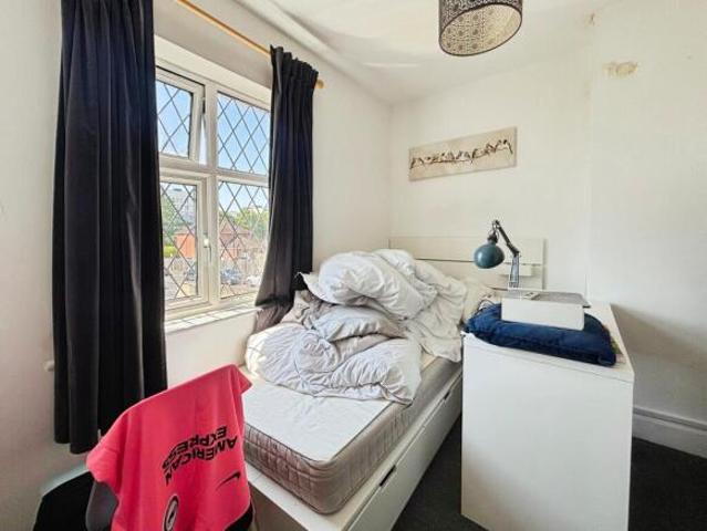 5 bedroom end of terrace house for sale in Honeysuckle Road, Southampton, SO16