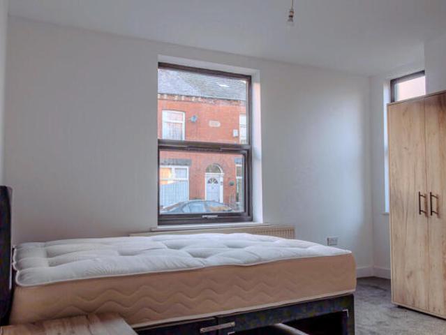 5 bedroom end of terrace house for sale in Hulton Street, Manchester, M35