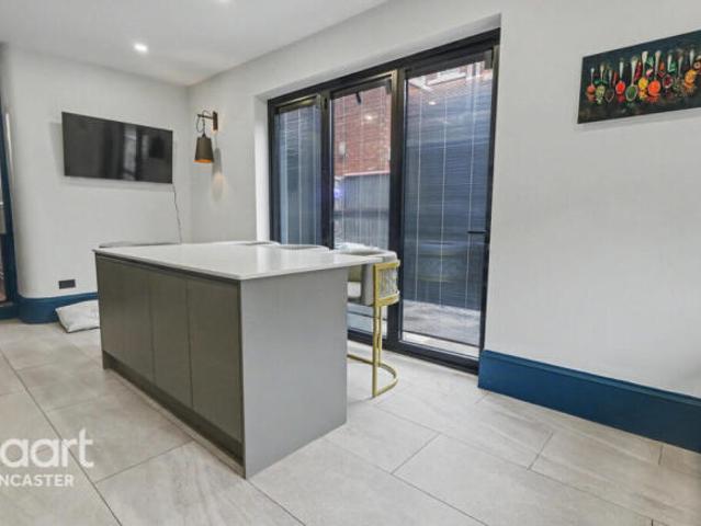 5 bedroom end of terrace house for sale in Lawn Avenue, Doncaster, DN1