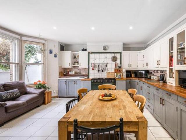 5 bedroom end of terrace house for sale in Lillieshall Road, SW4