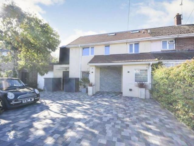 5 bedroom end of terrace house for sale in Meadgate Avenue, Chelmsford, CM2