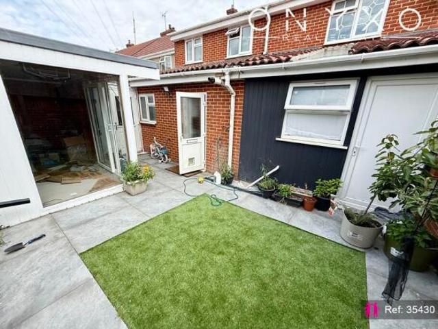 5 bedroom end of terrace house for sale in Myrtle Crescent, Slough, SL2