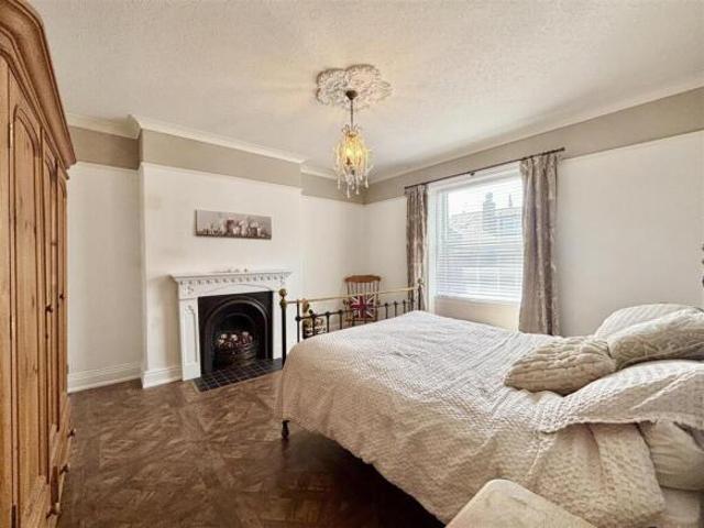 5 bedroom end of terrace house for sale in Pasture Lane, Clayton, Bradford, BD14