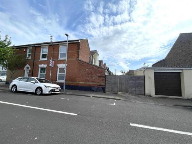 5 bedroom end of terrace house for sale in Rugby Road, PO5