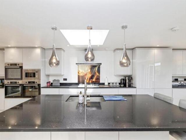 5 bedroom end of terrace house for sale in Vicarage Road, Watford, WD18