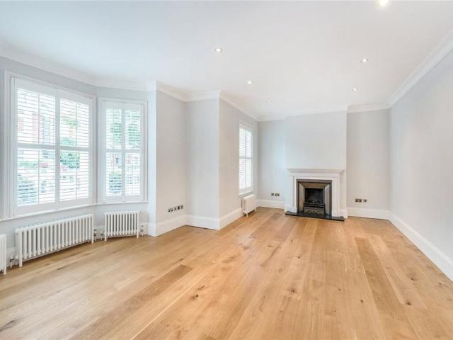 5 bedroom end of terrace house to rent