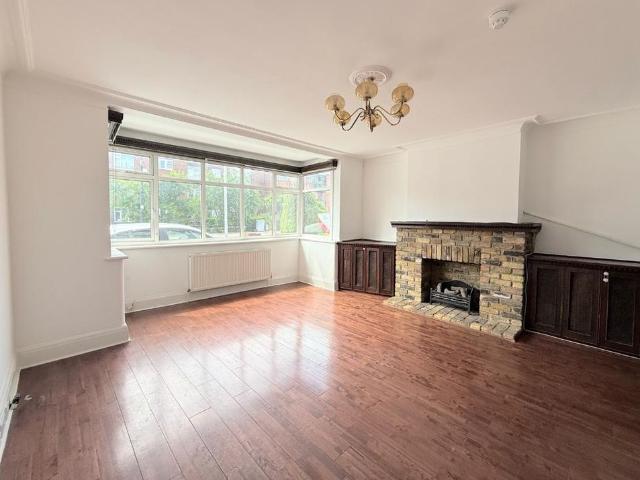 5 bedroom end of terrace house to rent