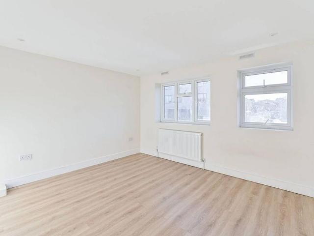 5 bedroom end of terrace house to rent