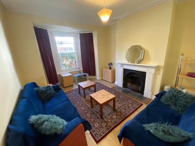 5 bedroom end of terrace house to rent