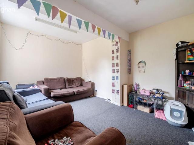 5 bedroom end of terrace house to rent
